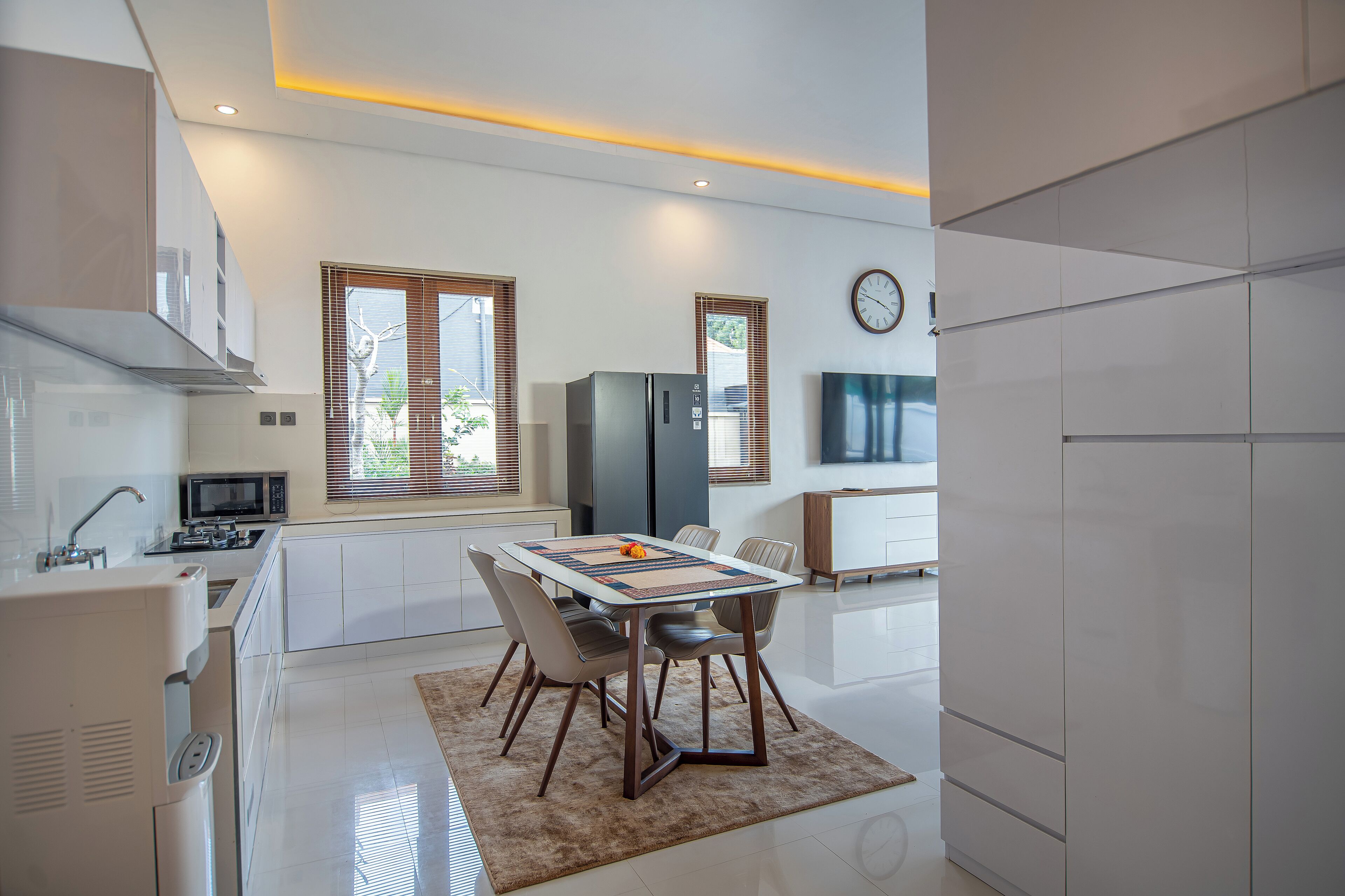 Villa Deluxe, varanda, vista para a piscina | Sala de estar | Televisor LCD de 50 polegadas com canais digitais 