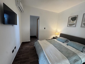 Apartamento Comfort, vista para o jardim | Cortinas/cortinados opacos, ferro/tábua de engomar, Wi-fi grátis