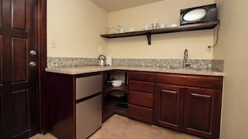 Jaguar - with Kitchenette | Cozinha americana privada | Frigobar