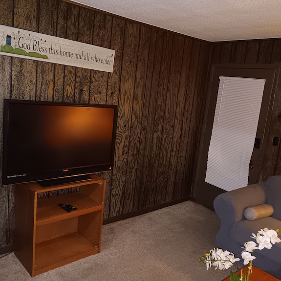 Unique 3-bedroom Apartment In Charming Cleveland- Garfield Heights Area - Cleveland, OH