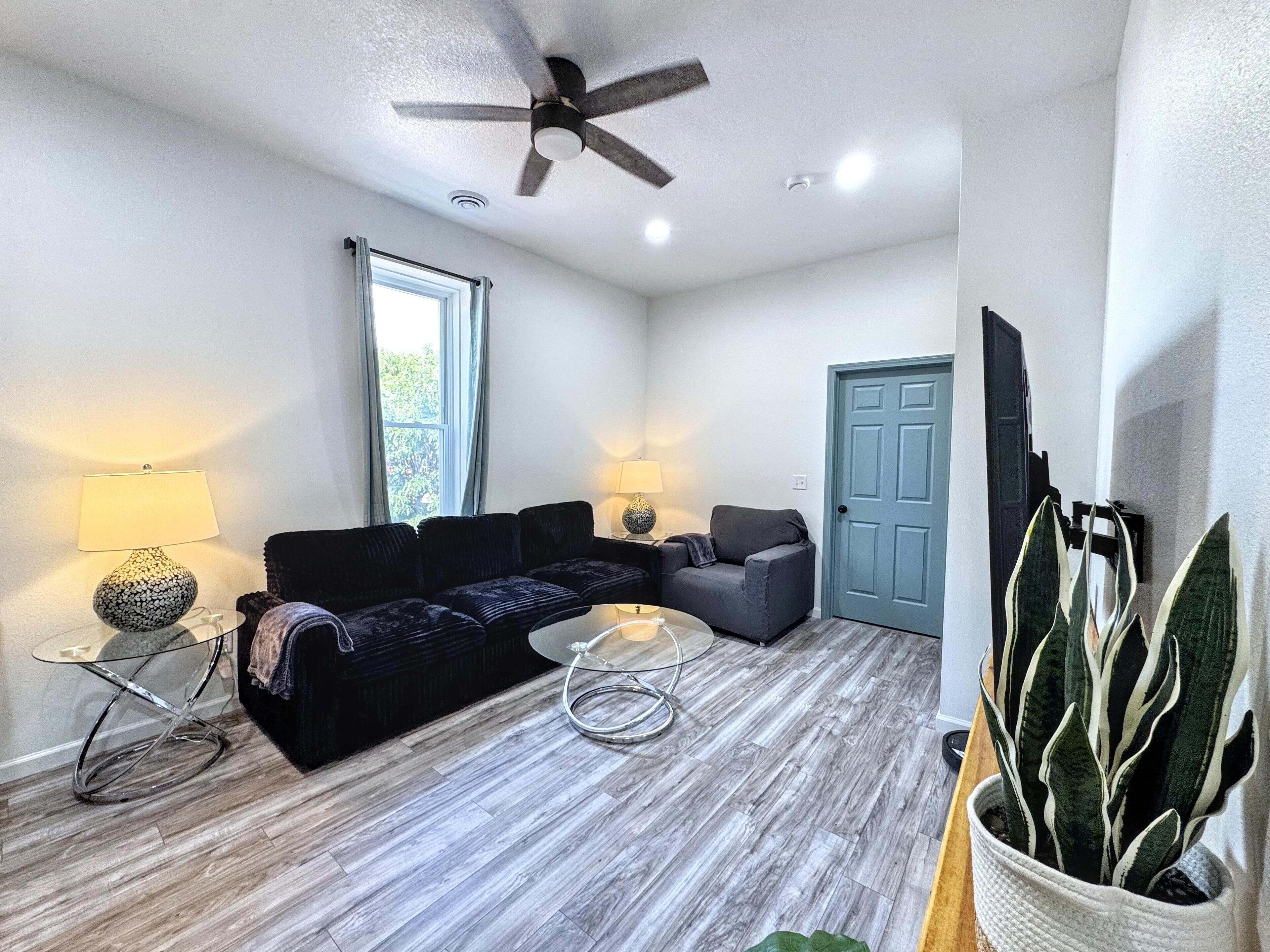 Stylish Historic Loft In Downtown Dubuque .Walk To Dining & Riverwalk - Dubuque, IA