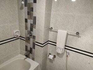 Quarto Standard, Vista para a cidade | Casa de banho | Chinelos