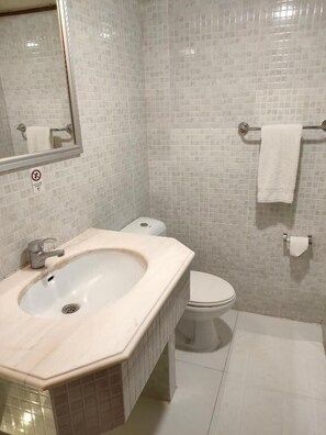 Quarto Standard, Vista para a cidade | Casa de banho | Chinelos