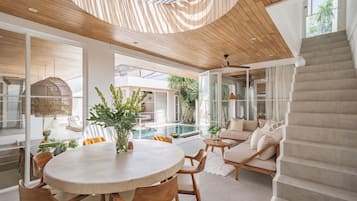 Villa Deluxe, 3 quartos, pátio, vista para a piscina | Sala de jantar