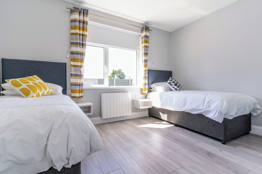 Enjoy A Stay At The Scenic Tramore Golf Club In One Of Our Burrows Lodge Guest Suites. - 트라모레