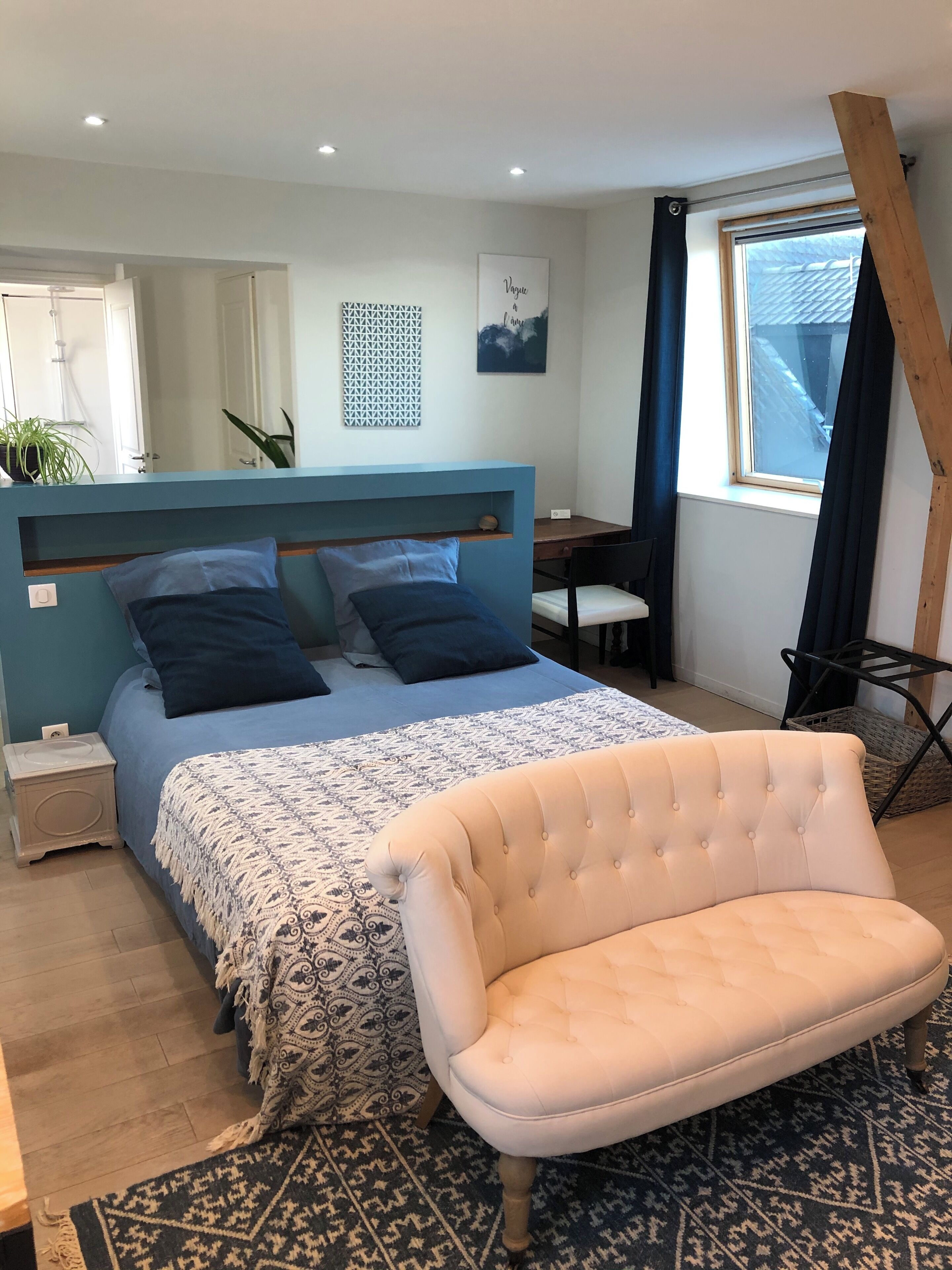 Quarto casal conforto | Roupas de cama premium, espaço de trabalho para notebook, roupa de cama