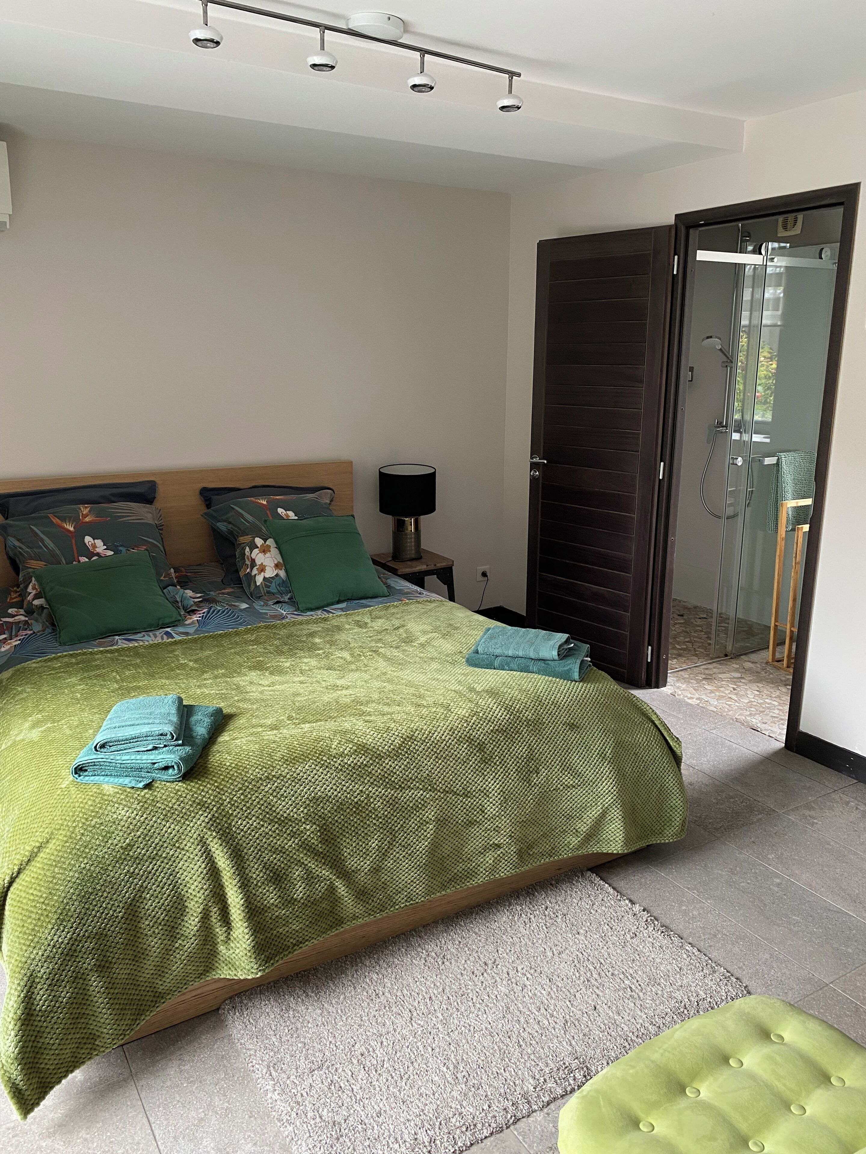 Suíte família | Roupas de cama premium, espaço de trabalho para notebook, roupa de cama