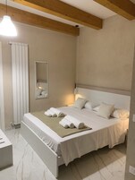 Quarto casal | Cofres nos quartos, escrivaninha, espaço de trabalho para notebook