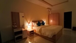 Quarto casal luxo, vista para o jardim | Ferros/tábuas de passar roupa, Wi-Fi de cortesia