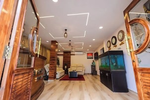 Uma sala de estar moderna com um armário de madeira, um sofá, uma mesa de centro e um aquário.