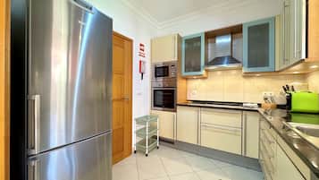 Micro-ondas, cafeteira/chaleira, talheres/pratos/utensílios de cozinha