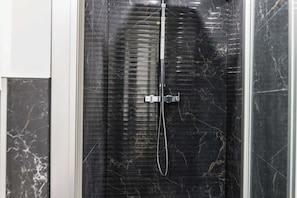 Apartamento | Casa de banho | Um secador de cabelo, toalhas fornecidas, champô 