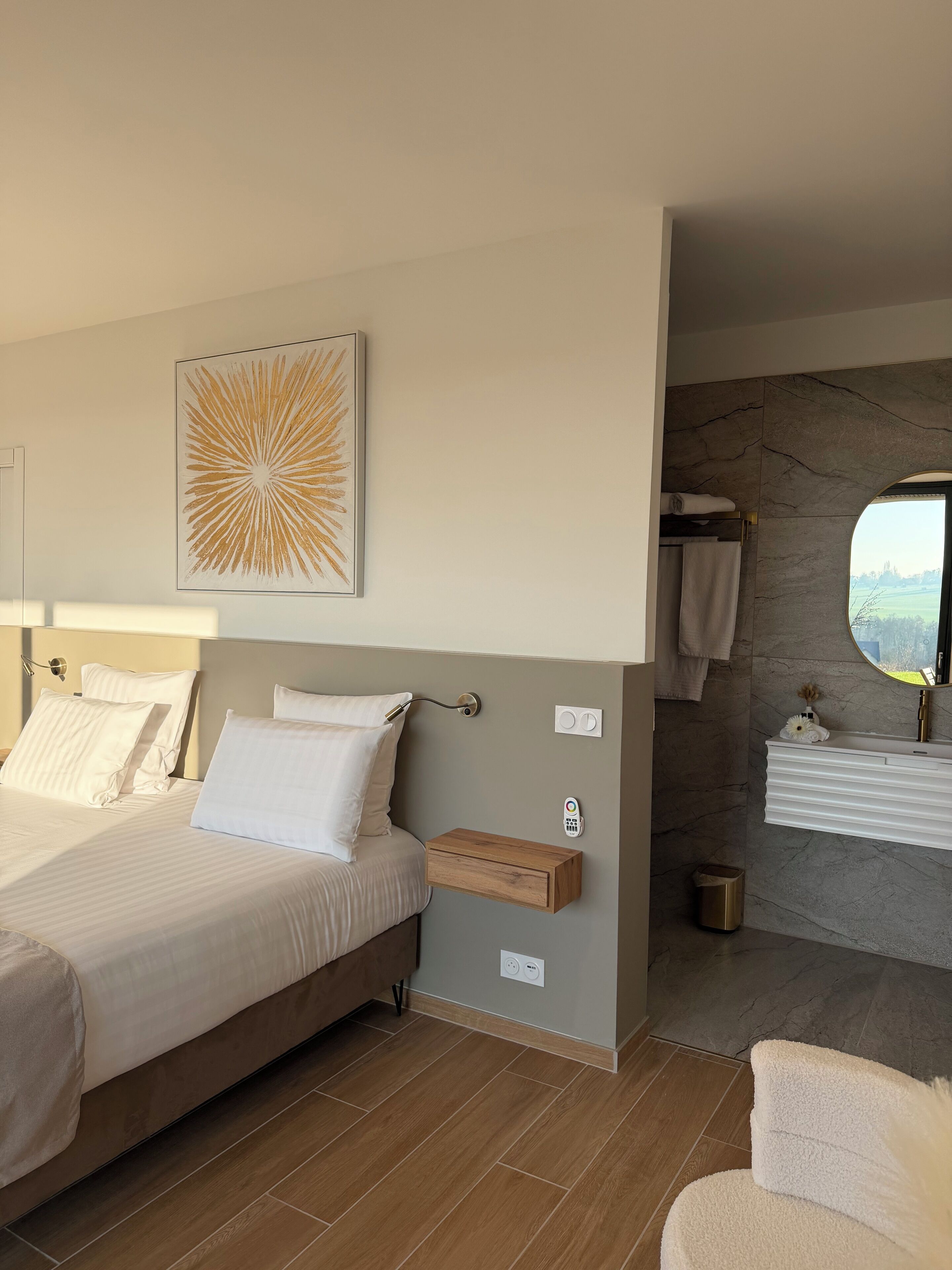 Quarto moderno com cama, mesa de cabeceira e prateleira na parede.