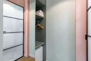 Quarto duplo luxo, vista para o pátio | Frigobar (abastecido com alguns itens grátis), cofres nos quartos