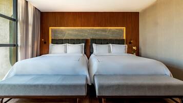 Uma cama de casal com cabeceira de madeira e mesa de cabeceira.