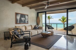 Apartamento com design assinado, vista para a praia | Sala de estar