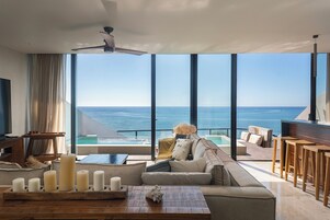 Apartamento luxo, vista para a praia | Área de estar