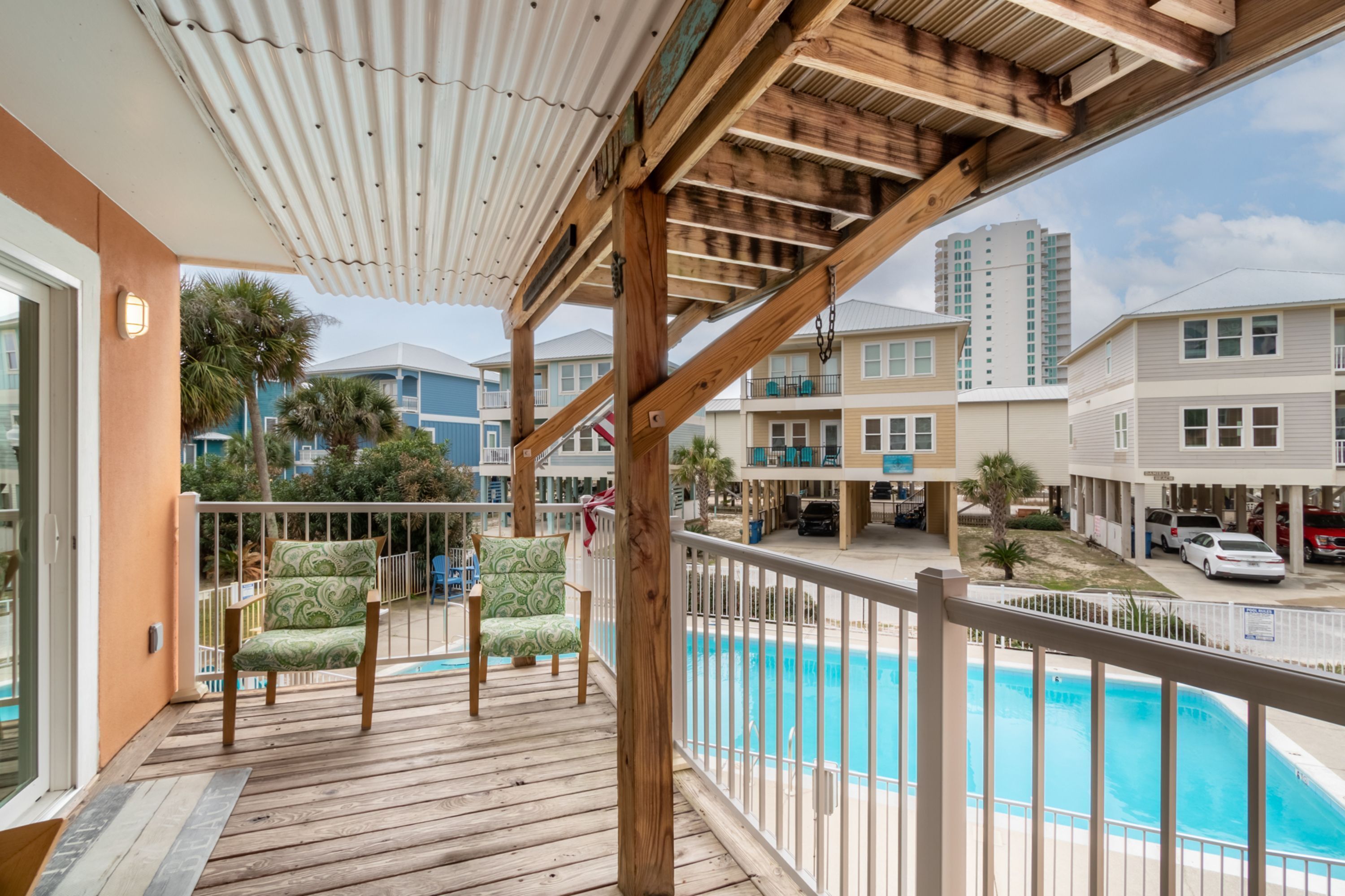 Condo com design assinado, 2 quartos, sacada, vista para a piscina | Sacada