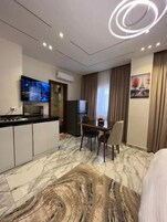Apartamento luxo, 3 quartos | Cozinha privada | Geladeira