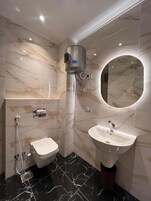 Toalhas de banho, sabonete, shampoo, papel higiênico