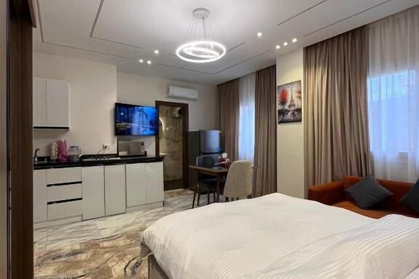 Estúdio real, 1 cama King | Cofres nos quartos, escrivaninha, espaço de trabalho para notebook