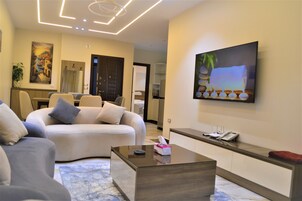 Apartamento luxo, 3 quartos | Cofres nos quartos, escrivaninha, espaço de trabalho para notebook