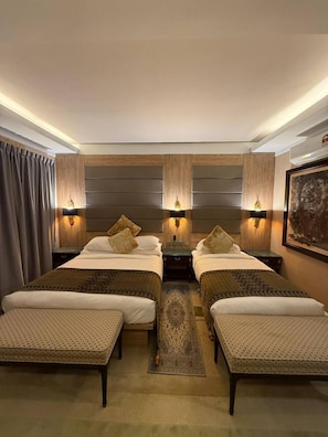 Quarto Triplo Premium | Secretária, roupa de cama fornecida 