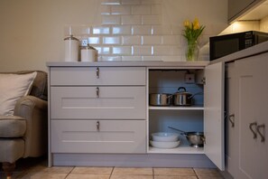 Uma máquina de lavar louça, utensílios de cozinha 