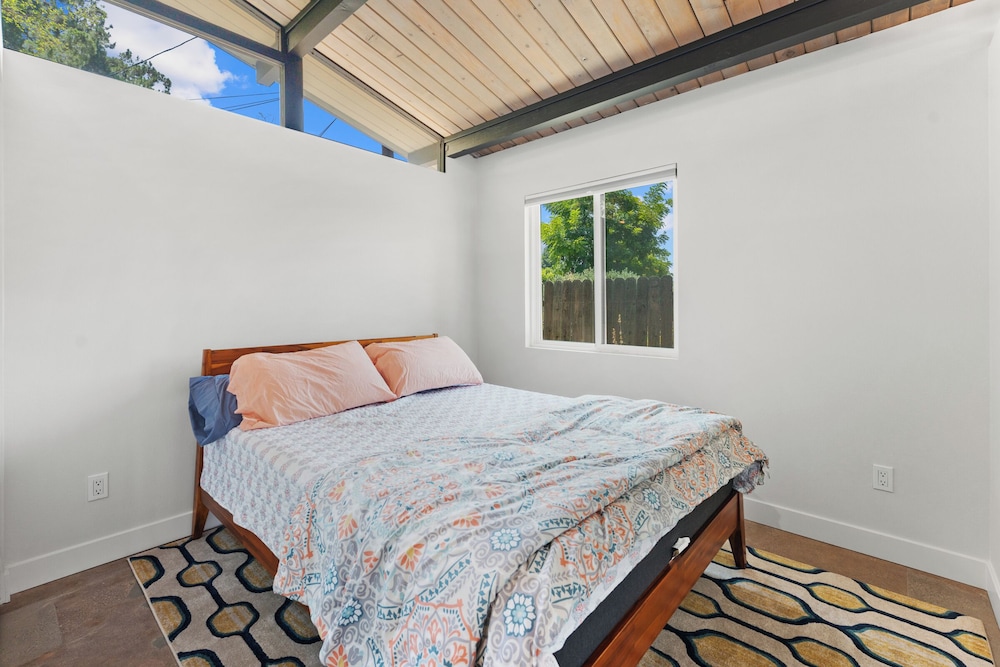 Bright, Modern 1BR ADU in Claremont with Seamless Indoor-Outdoor Living ...