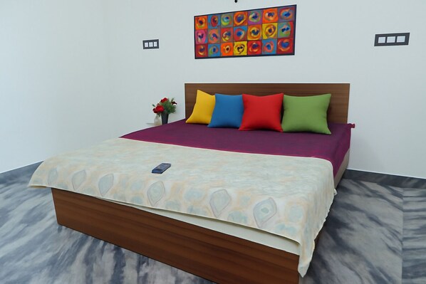 Quarto Duplo Deluxe, varanda | Casa de banho | Um polibã, artigos de higiene pessoal grátis, toalhas fornecidas, sabão