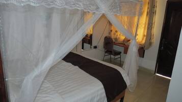 Quarto solteiro standard, vista para a cidade | Wi-Fi de cortesia, roupa de cama