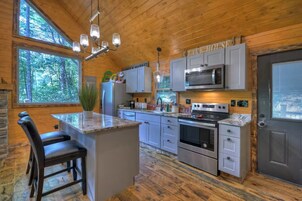 Casa Premium, vista para o lago | Cozinha privada | Um frigorífico, um micro-ondas, um forno, uma placa de cozinha 
