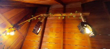 Chalé Clássico, vista para o lago | Secretária, roupa de cama fornecida 