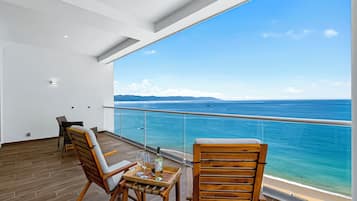 Apartamento Comfort em Condomínio Fechado, 2 quartos, varanda, vista para a praia | Varanda