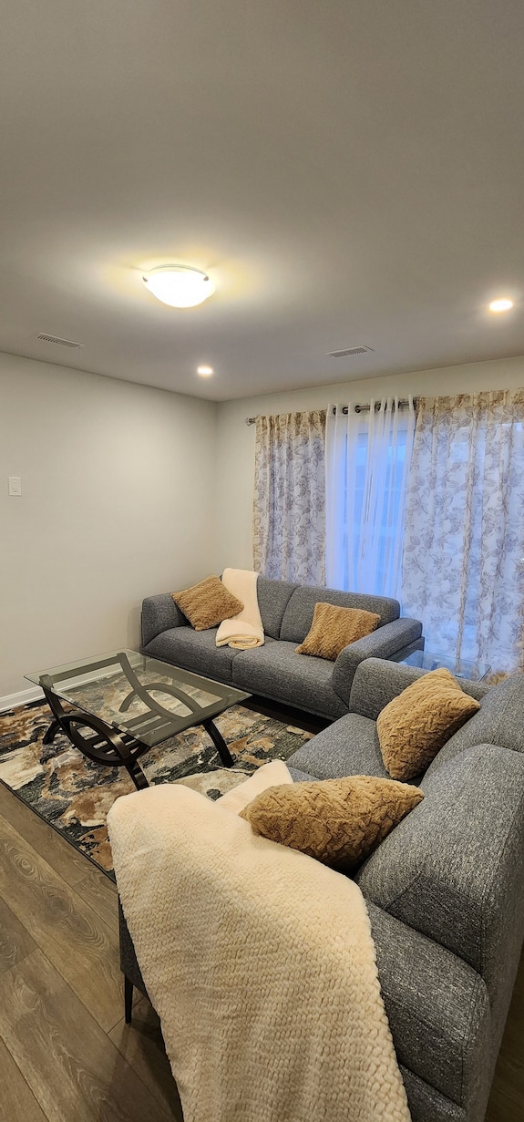 A Hommy Away From Home With Trails & All Amenities Within 5mins Drive! - カナタ