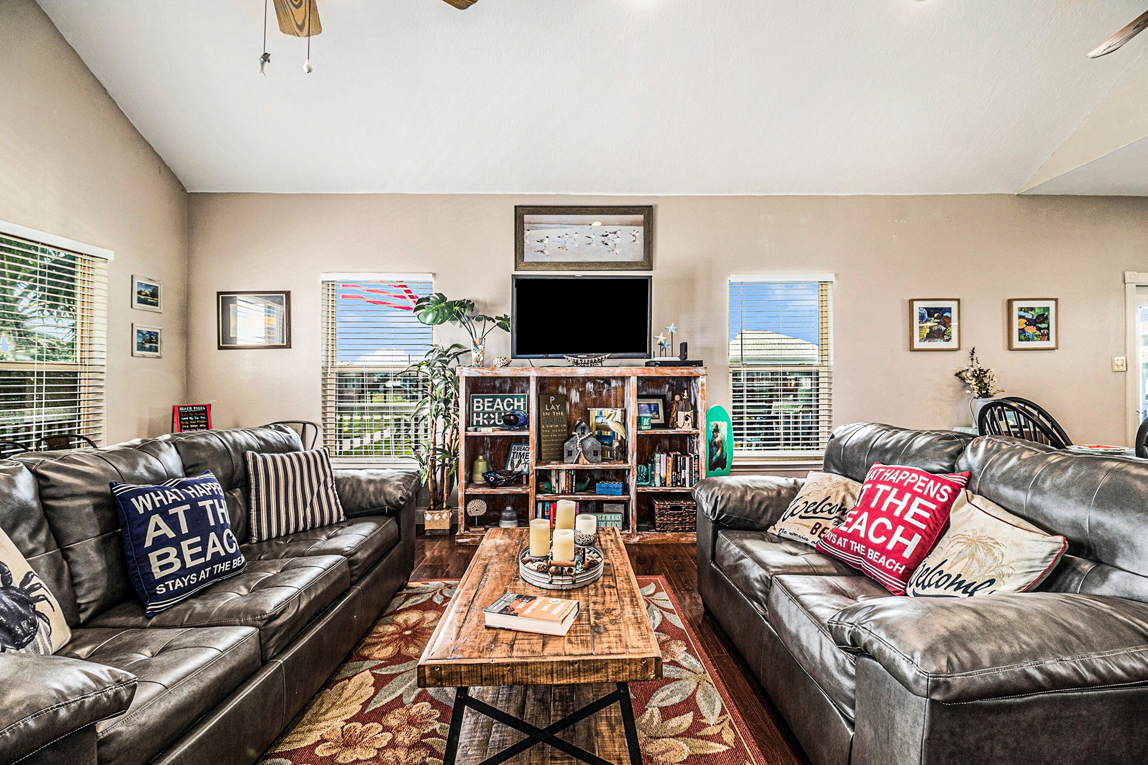 Retreat | Steps To Beach | Dog Haven | Sleeps 12 - Crystal Beach, TX