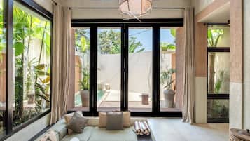 Villa Deluxe, 1 quarto, pátio, vista para a piscina | Sala de estar | Televisor de 55 polegadas com canais por cabo