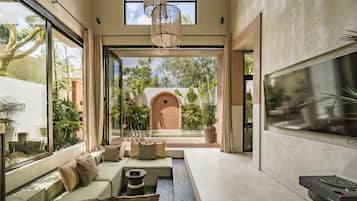 Villa de Luxo, 1 quarto, pátio, vista para a piscina | Sala de estar | Televisor de 55 polegadas com canais por cabo