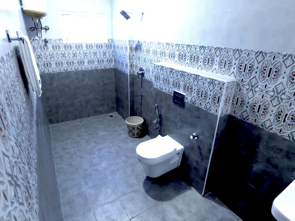 Casa de banho com sanita, bidé e chuveiro.