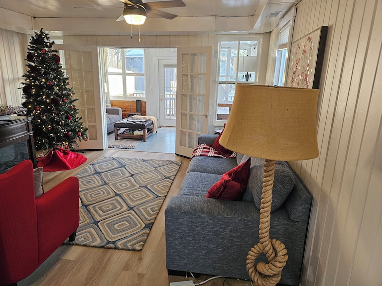 This Charming House For Six Puts You At The Heart Of The Action. - Iowa