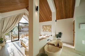 Villa de Luxo, 1 quarto, vista para a piscina | Casa de banho | Um secador de cabelo, toalhas fornecidas, sabão, champô