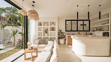 Villa de Luxo, 1 quarto, vista para a piscina | Sala | Televisor de 43 polegadas com canais por cabo