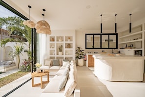 Villa de Luxo, 1 quarto, vista para a piscina | Sala | Televisor de 43 polegadas com canais por cabo