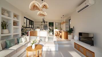 Villa de Luxo, 1 quarto, vista para a piscina | Sala | Televisor de 43 polegadas com canais por cabo