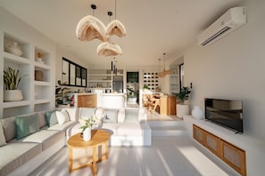 Villa de Luxo, 1 quarto, vista para a piscina | Sala | Televisor de 43 polegadas com canais por cabo