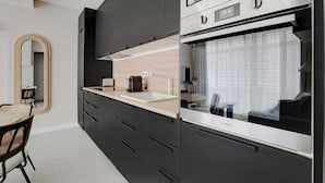 Apartamento | Cozinha privada | Uma cafeteira/bule, um frigorífico, um micro-ondas 