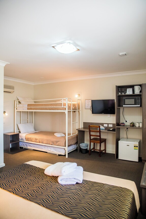Lilac City Motor Inn 1 Room Family 8 - Goulburn