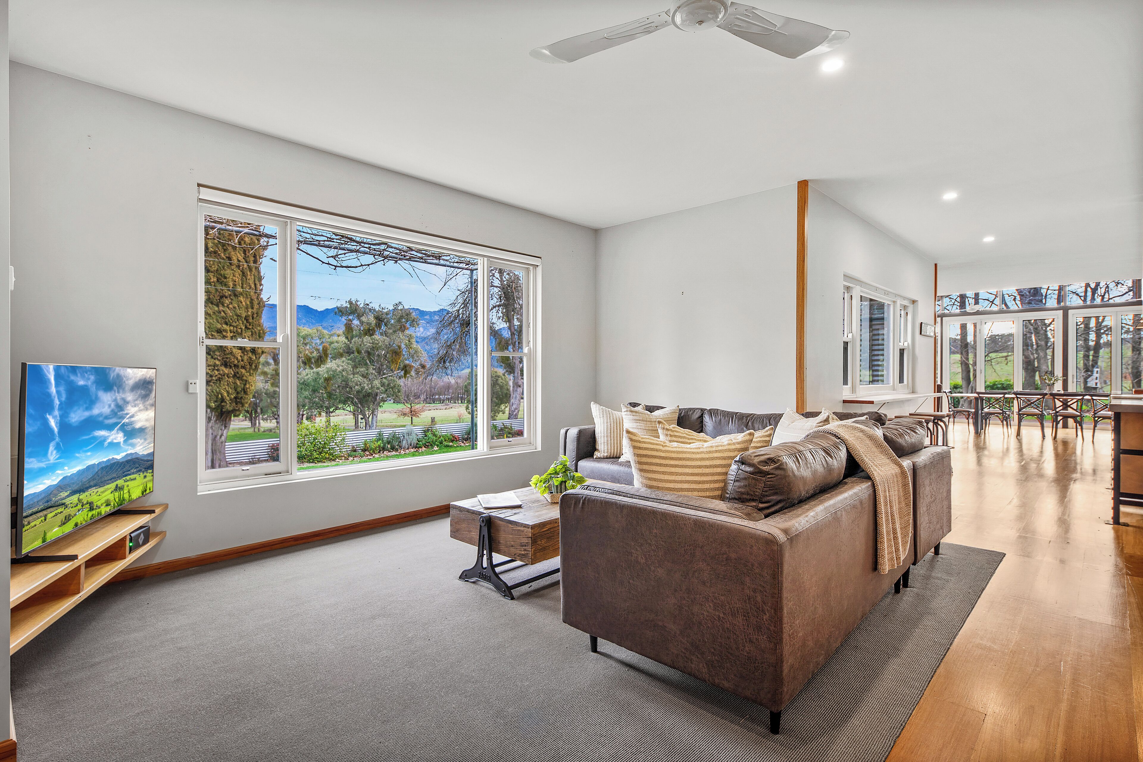 Three Pines On Grange - 브라이트