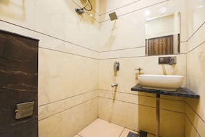 Quarto Familiar | Casa de banho | Um polibã, um chuveiro fixo, artigos de higiene pessoal grátis