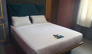 Quarto Deluxe | Lençóis de algodão egípcio, roupa de alta qualidade, cofre no quarto